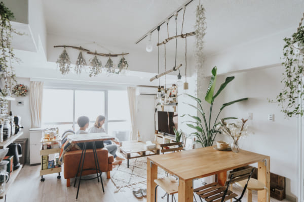 「ここまでやりきると賃貸も楽しい」。多彩なアイディアとDIYで彩るふたり暮らしの1LDK | folk