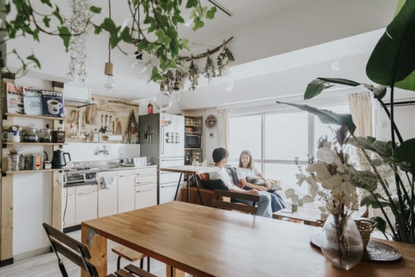 「ここまでやりきると賃貸も楽しい」。多彩なアイディアとDIYで彩るふたり暮らしの1LDK | folk