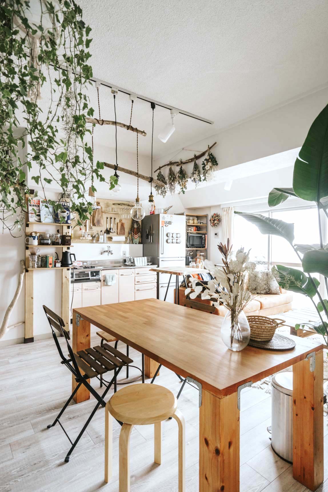 「ここまでやりきると賃貸も楽しい」。多彩なアイディアとDIYで彩るふたり暮らしの1LDK | folk