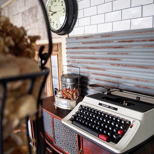 程よい「古さ」で魅惑の空間！レトロモダンなインテリアのコツ | folk