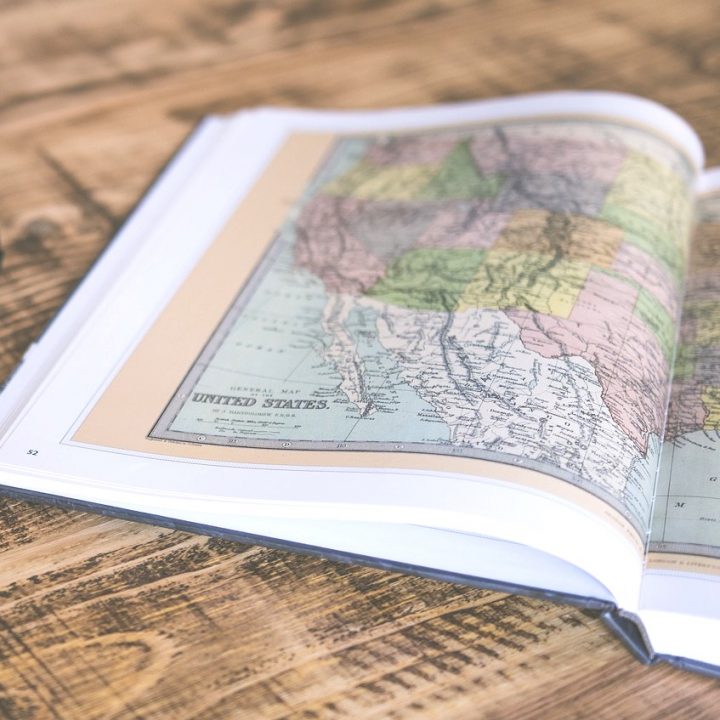 海外旅行にガイドブックを持っていくなら？観光に大活躍のおすすめ雑誌まとめ | folk